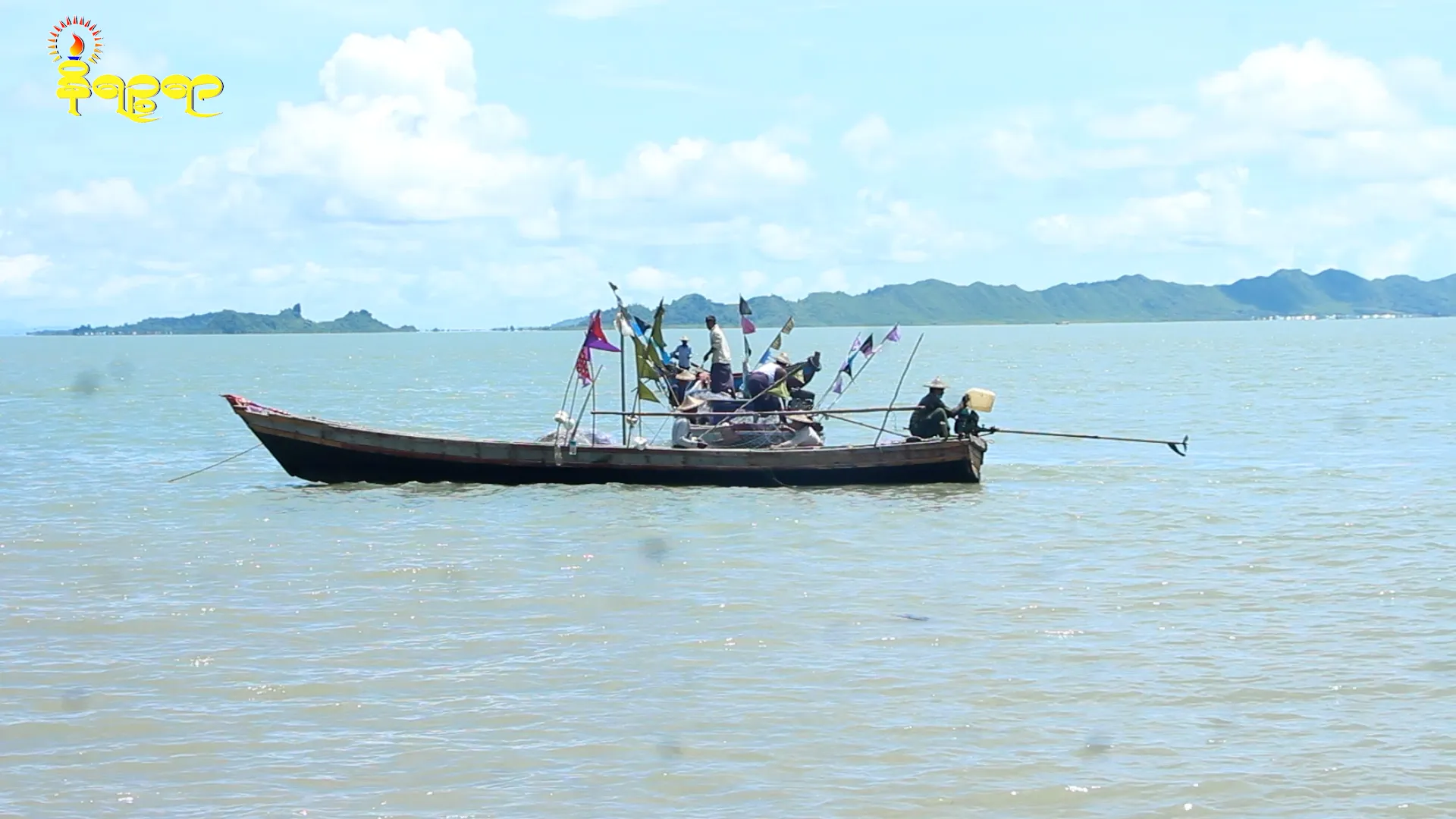 Junta navy personnel fire on fishing boats, several sank